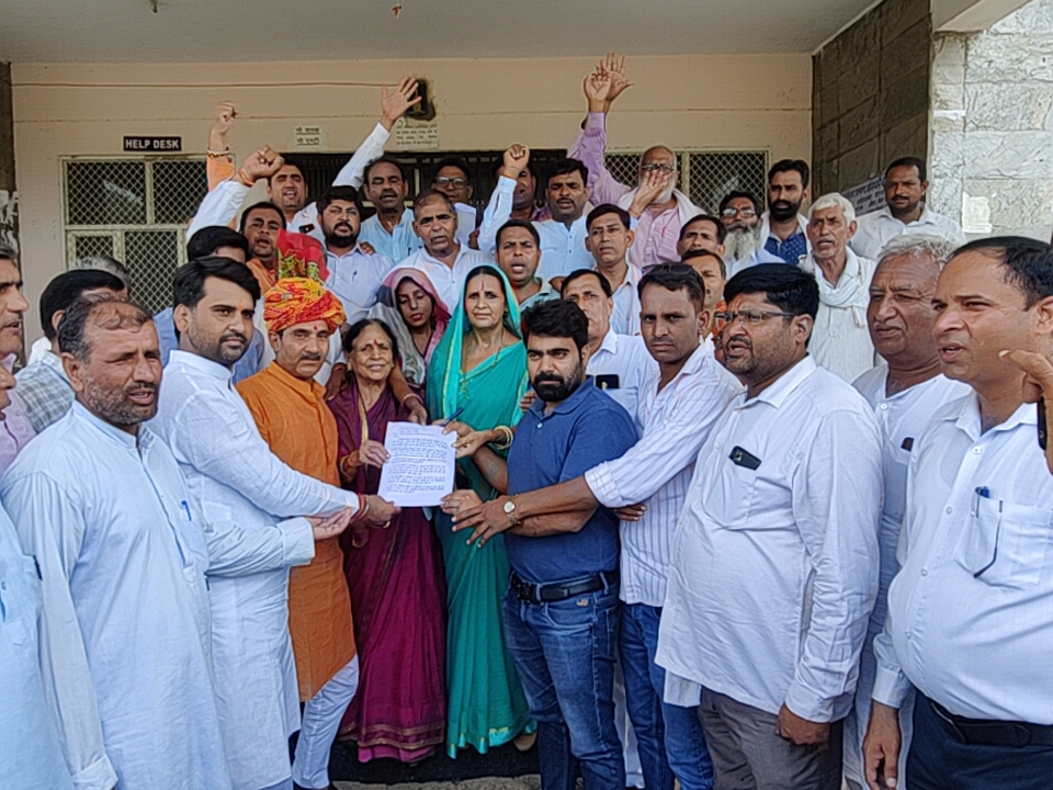 Memorandum given by BJP, Congress workers to Tehsildar in the name of ...
