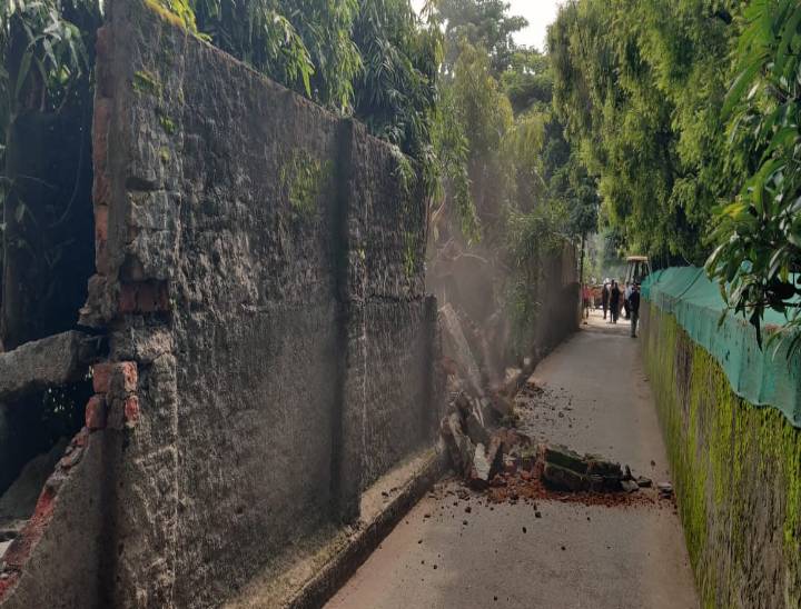 Remove the blockade house and boundary wall of the 12 meter road ...