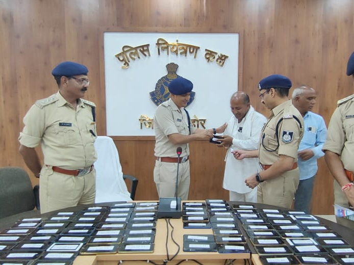Cyber cell found more than 150 lost mobiles, people appreciated | सीहोर ...