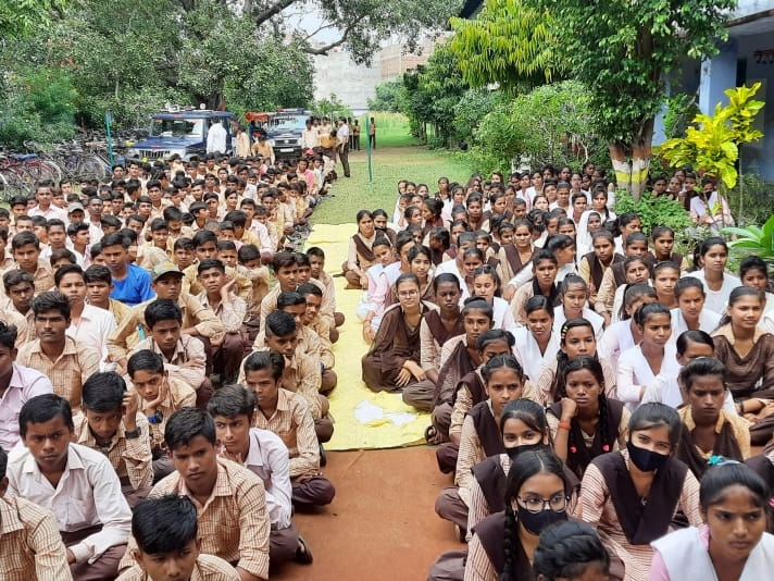 Organized in Inter College, students were made aware | अतर्रा में पुलिस ...