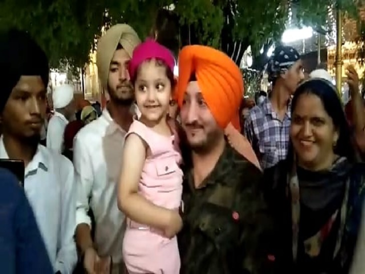 Singer Inderjit Nikku Controversy; Bow Head In Golden Temple Amritsar ...