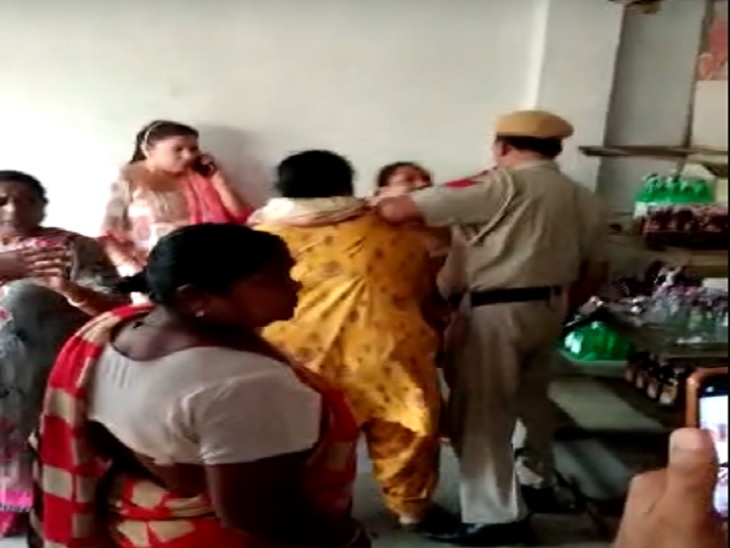 protest against liquor contract in ludhiana | लुधियाना में शराब ठेके का ...