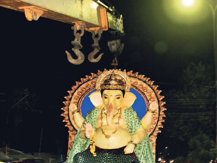 12 feet high statue of Raja of Rampura reached, installed with crane ...