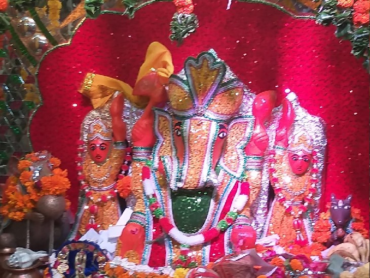 Riddhi-Siddhi are with Ganesha, it is enjoyed by the thick boondi ...