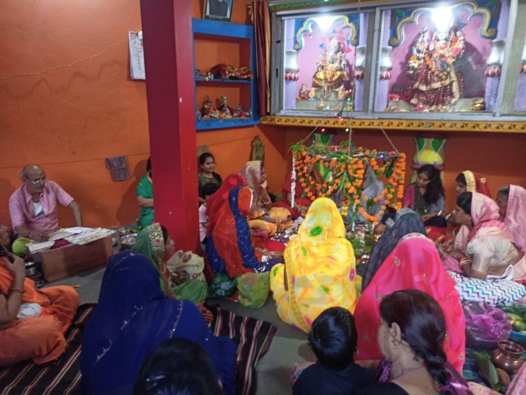 महिलाओं ने अखंड सुहाग के लिए रखा निर्जला व्रत, शिव-पार्वती का पूजन किया ...