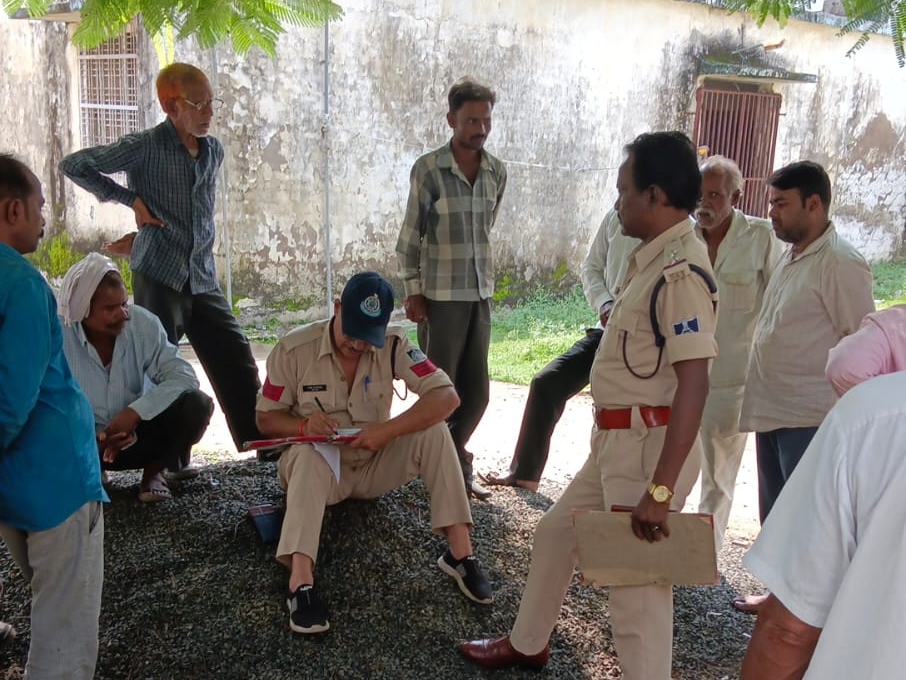 सल्फास खाकर रेलवे फाटक के पास बेहोश मिला व्यक्ति अस्पताल ले जाते समय हुई मौत बेटे ने पड़ोसियों