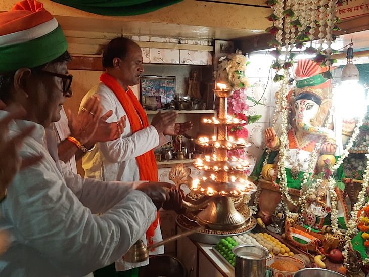 On the tricolor theme of 1100 kg, 75 kg milk cake made from three ...