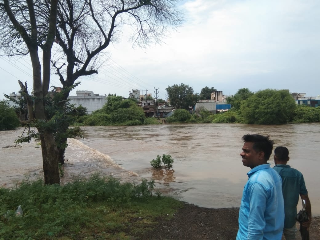 The first flood of the season came in the hill Maheshwari river | सुबह ...