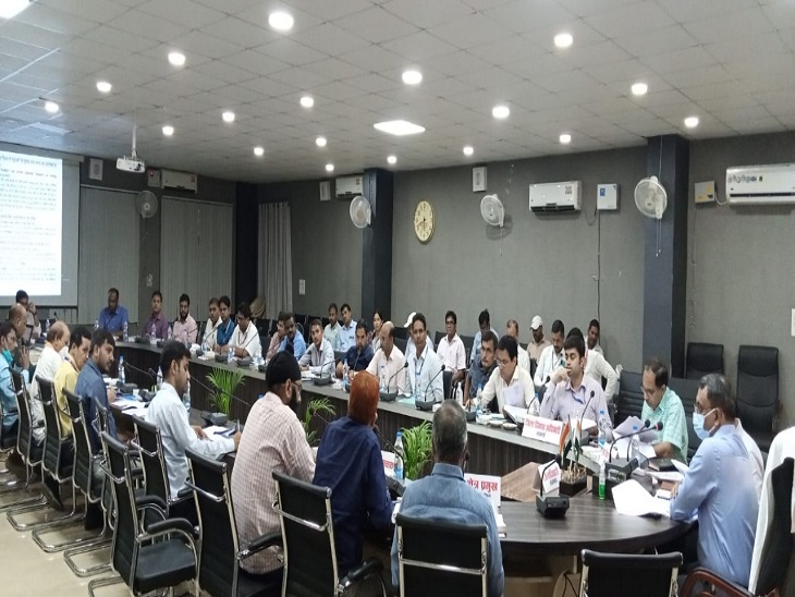 Azamgarh DM held a meeting with bank officials | बैंक अधिकारियों के साथ ...