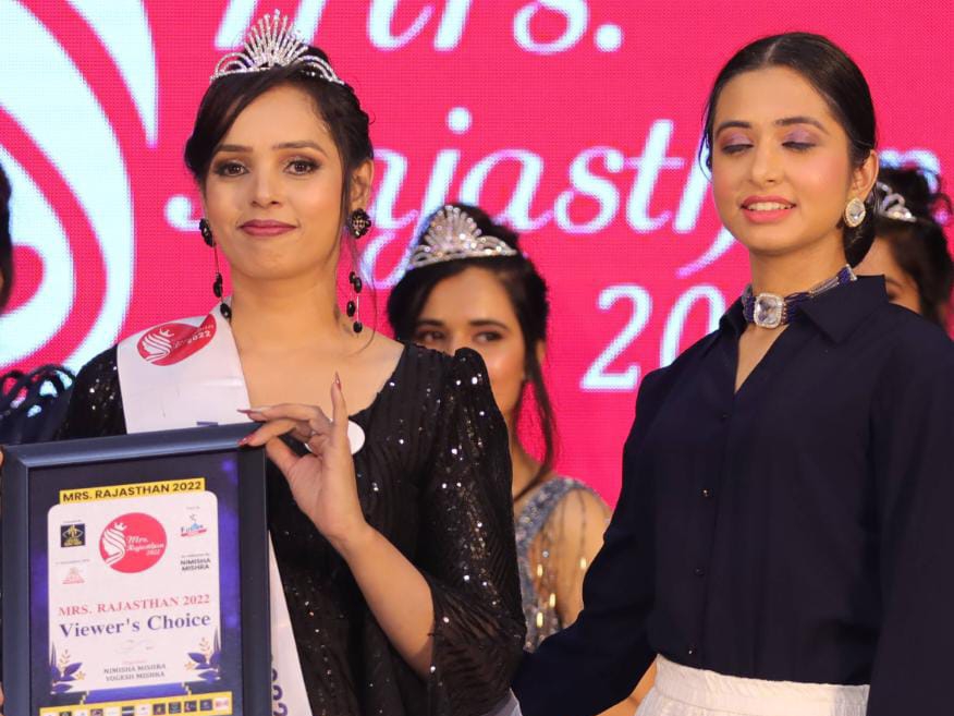 Aklera's daughter Deepali Jain won the title of Mrs. Rajasthan Viewer's ...