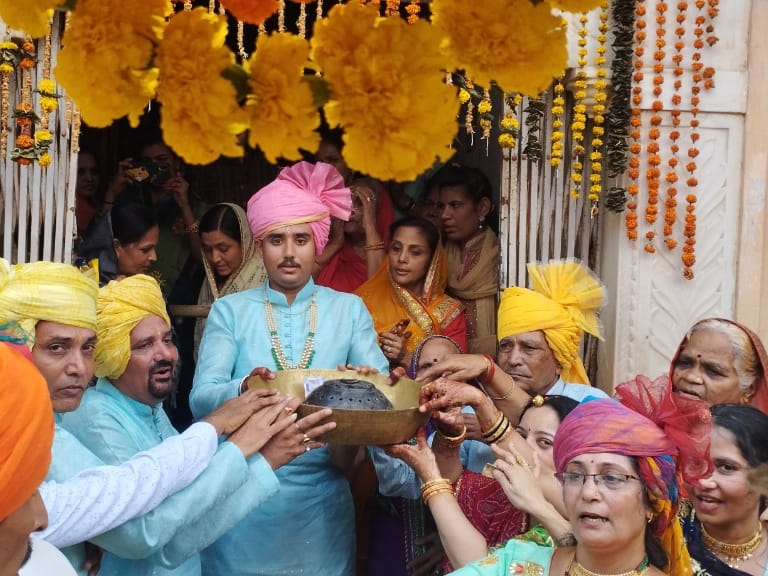 Shwetambara Jain Samaj took out a carriage of Shreeji's goods and a ...