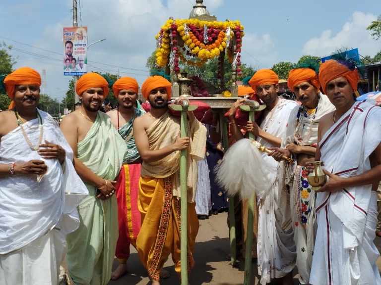 श्वेताम्बर जैन समाज ने श्रीजी की माल का वरघोड़ा व प्रभु की भव्य वेदी जी ...