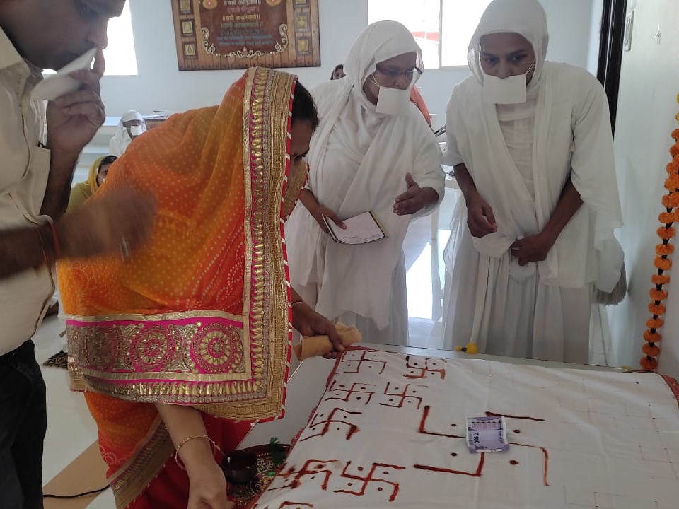 11 lakh Navkar Mantra Jaap Kalash established before the establishment ...