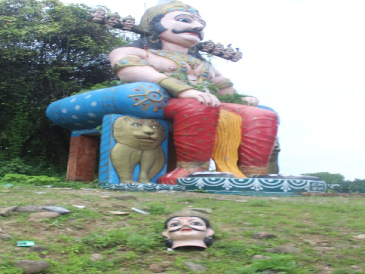 One head of Ravana's statue fell | रावण के मुख की मरम्मत की मांग की ...
