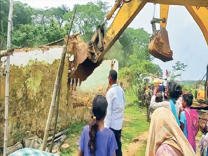 Homeless in rain, notice was given to vacate two years ago | स्मार्ट ...