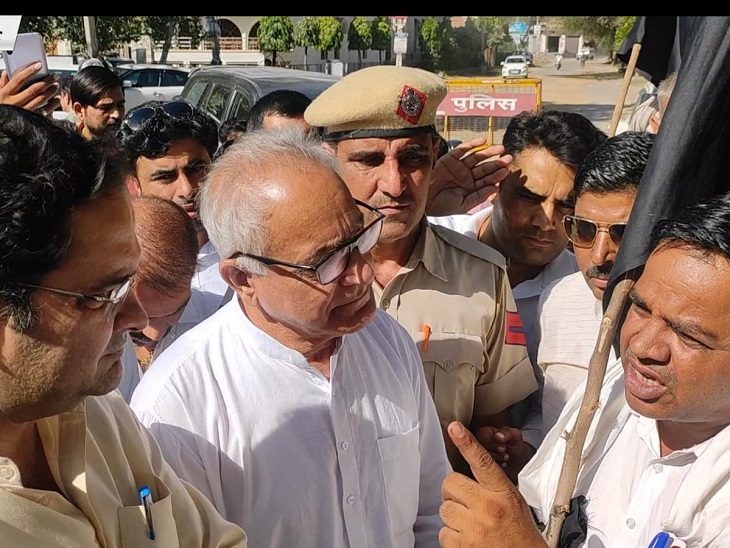 Black flags shown to farmers MP Brijendra in Adampur, Hisar | किसानों ...