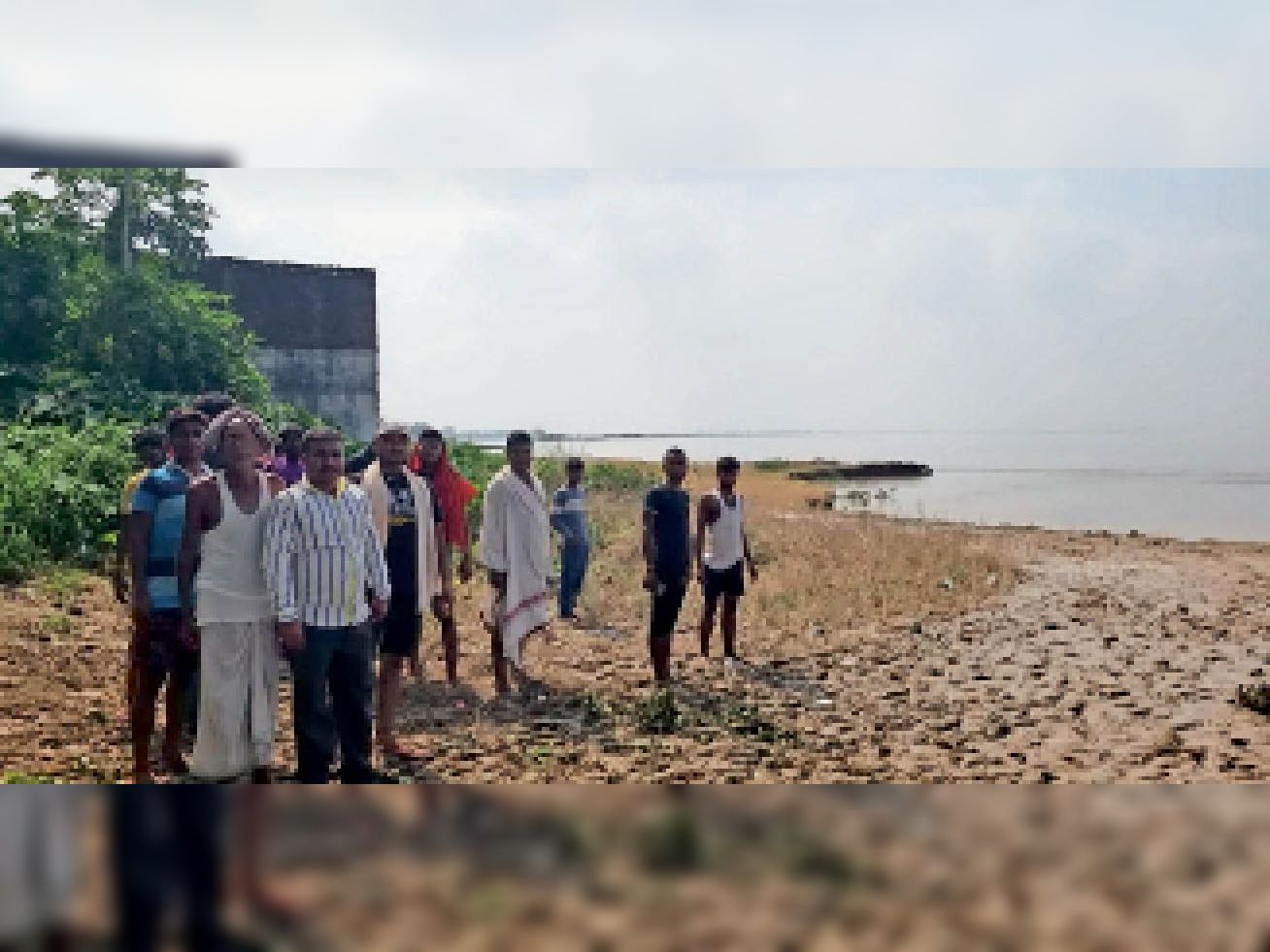 Erosion of land from Ganga in Tola of Mani Rai, from Salempur to ...