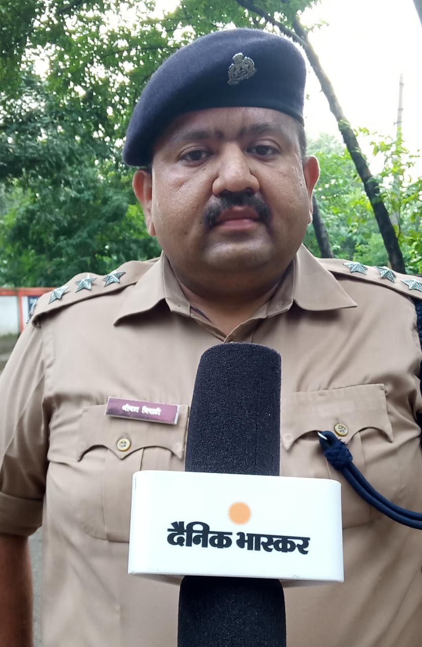 The hands of the police trembling in catching the real characters ...