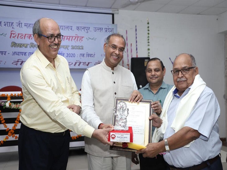 कुलपति प्रो विनय कुमार पाठक ने सेवानिवृत शिक्षकों को किया सम्मानित ...