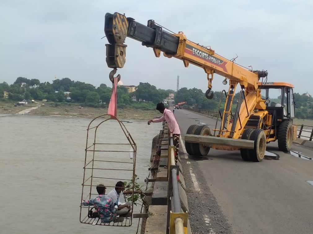 Modern machines are being done to improve the pillars on the bridge ...