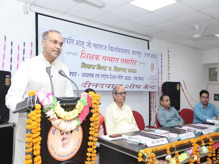 Vice Chancellor Prof Vinay Kumar Pathak honored retired teachers ...