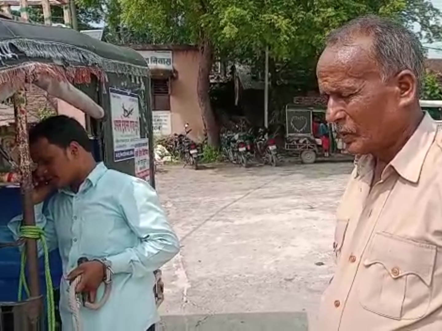 Criminal seen talking to mobile in police custody in Bagaha; bihar ...