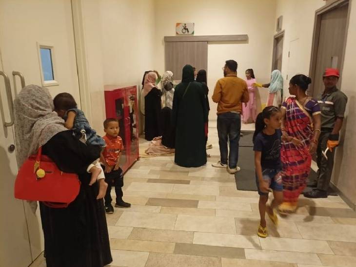 Wearing a burqa, the woman offered Namaz in a public place, people kept ...