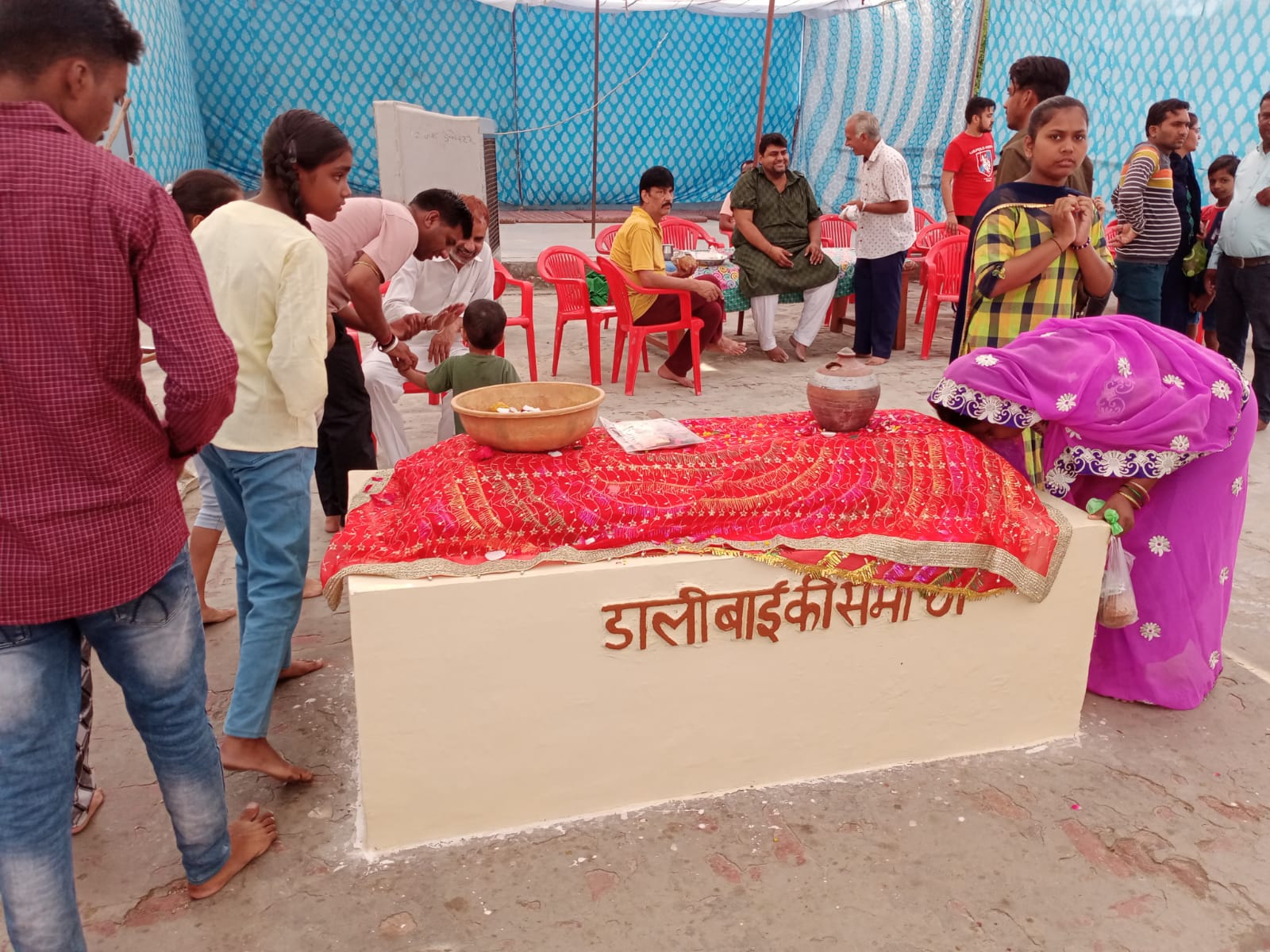 The process of darshan went on for the whole day in Baba Ramdev temples ...