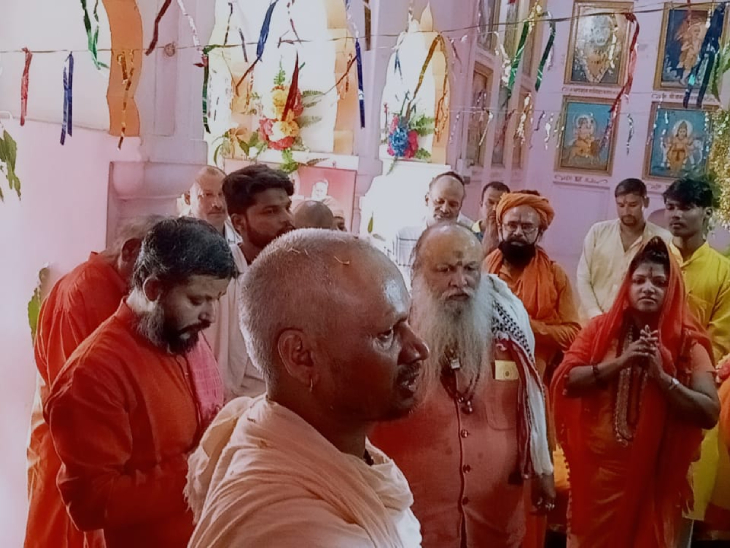 Worship, Abhishek and Maha Aarti were done to the idol of Lord Srichand ...