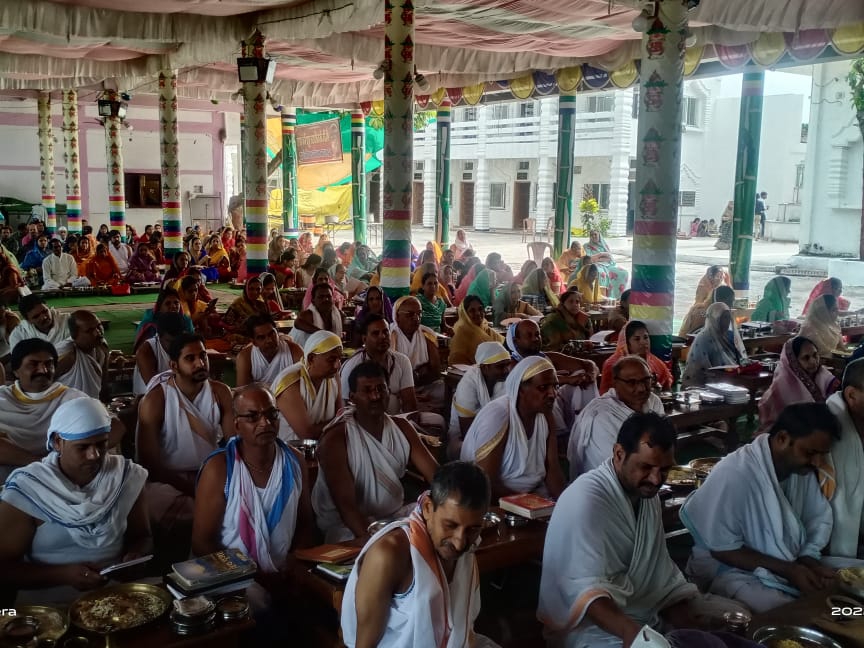 Brahmachari Sanjay said - only the good deeds done by him go with him ...