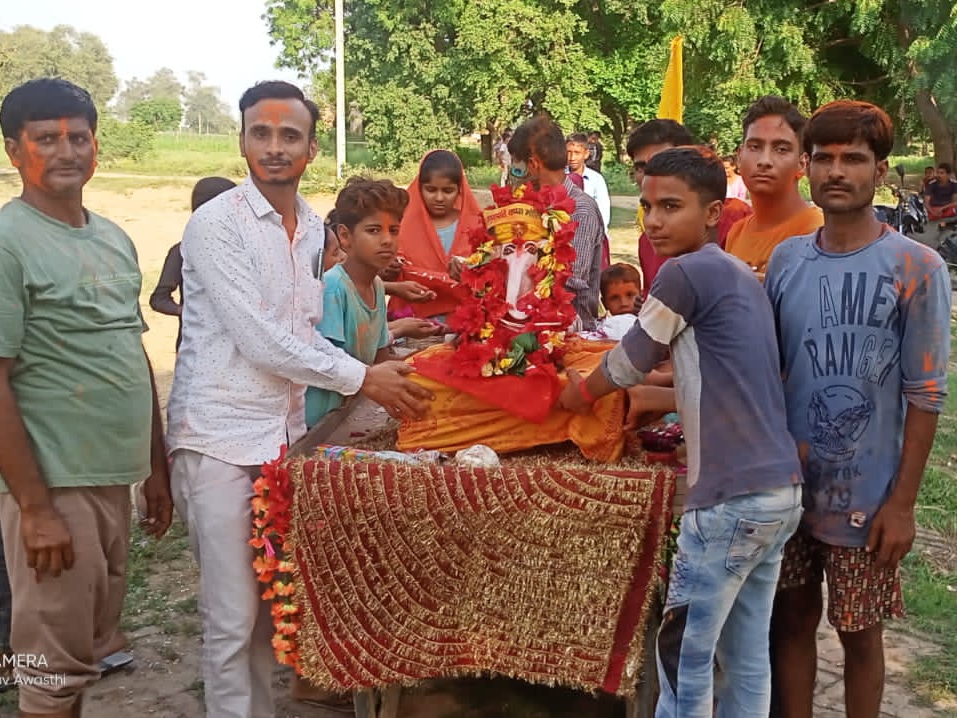 Immersion of Ganpati idols took place with pomp in Ghatampur Devotees ...