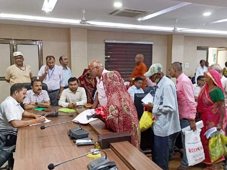 97 complaints came in Rewa Collector's public hearing | रीवा कलेक्टर ...