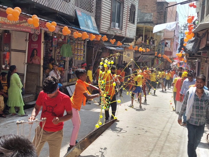 More than 57 Dev Vimanas passed through the main roads of the city, the ...
