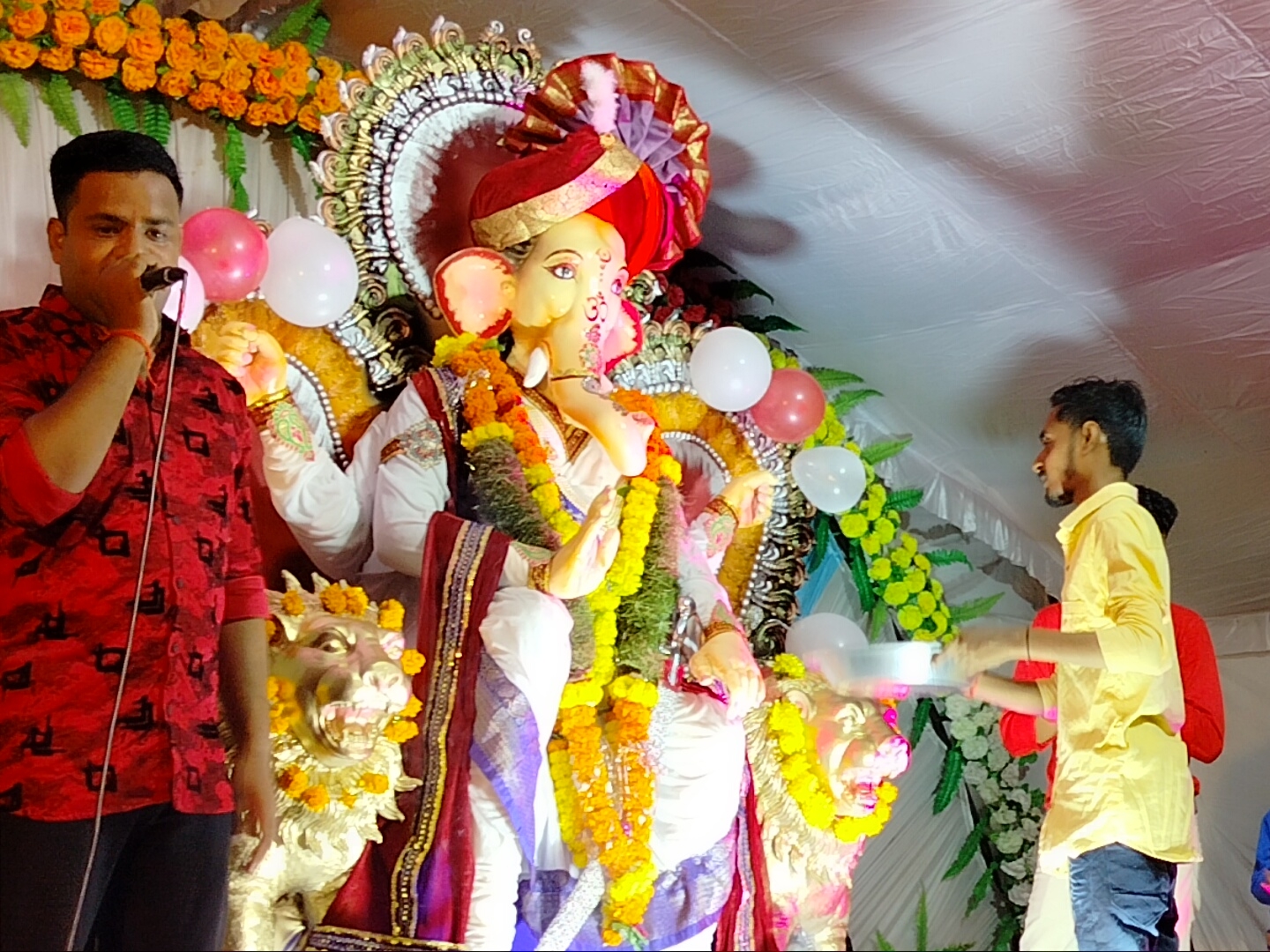 महाआरती और गरबे में महिलाओं में दिखा उत्साह, थाली सजाकर की भगवान की ...