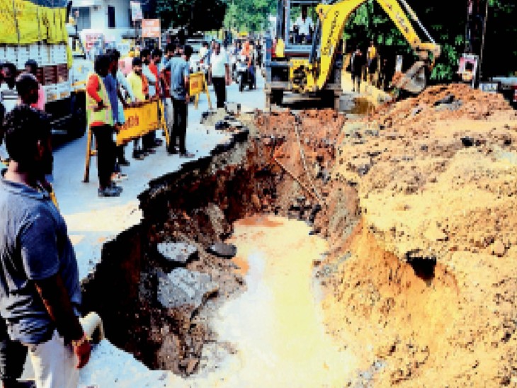 Road collapsed for the third time in 15 days, 3 feet pit | सीवरेज ...