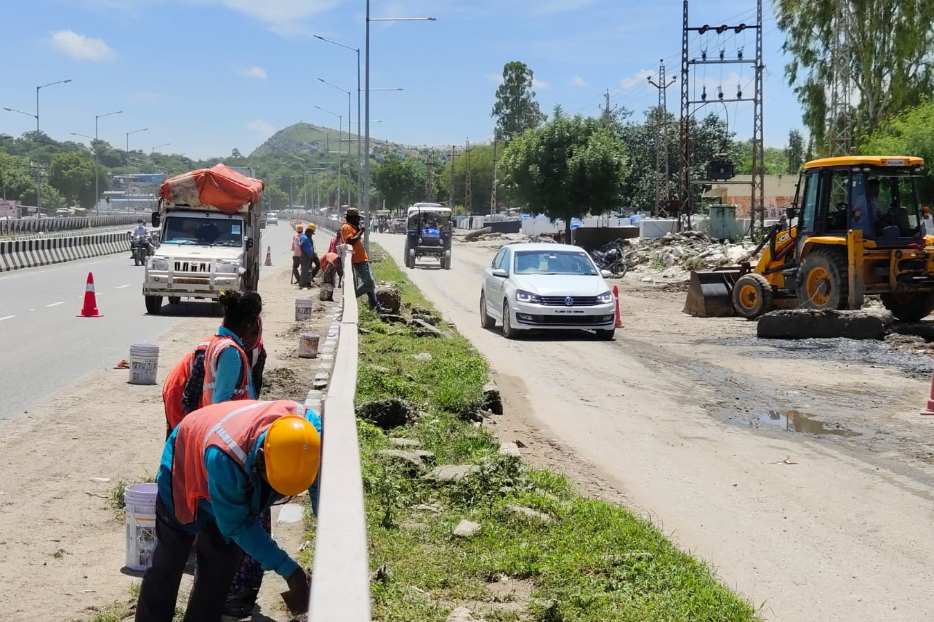 Toll employees started cleaning after complaining to MP | गोमती-उदयपुर ...