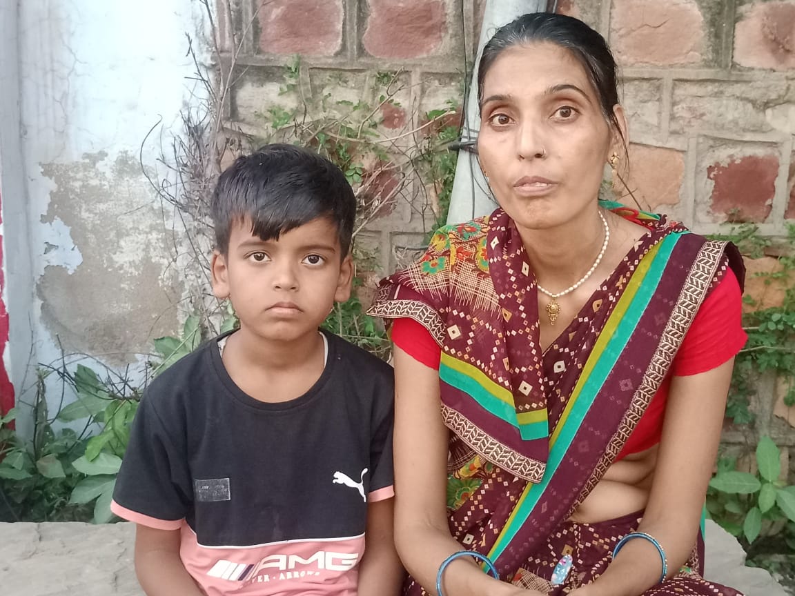 Property worth crores is still stumbling with the son | दर-दर भटकने को ...