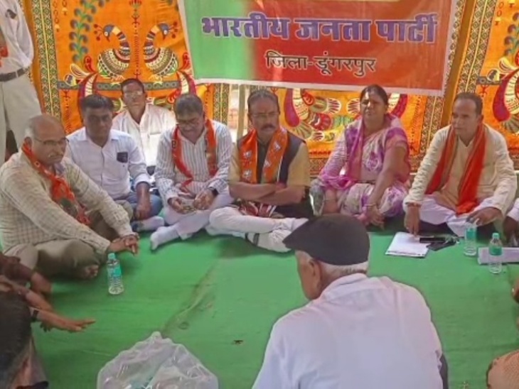 Demonstration of BJP workers regarding lumpy skin disease in Dungarpur ...