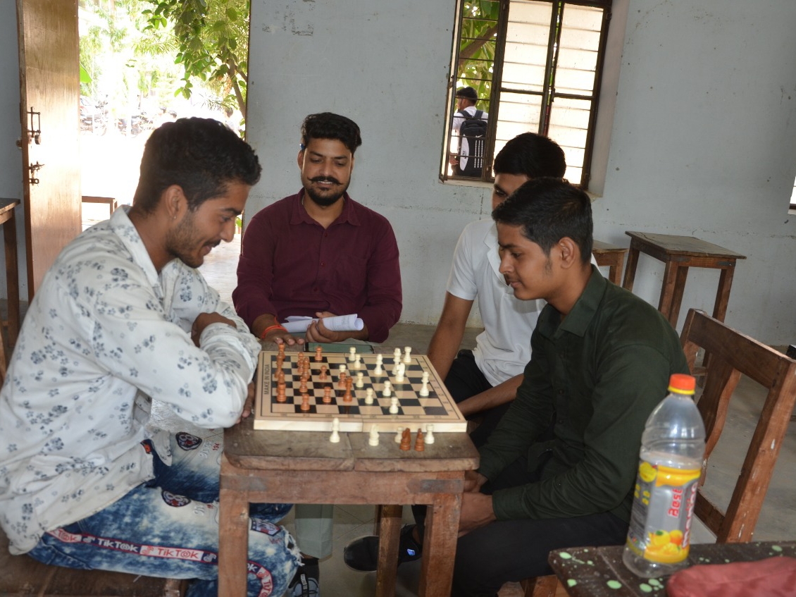 सतोलिया, मेंढक चाल, रस्सी कूद जैसे पारंपरिक खेल रहे मुख्य आकर्षण ...