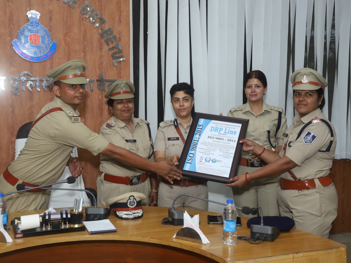 ISO team inspected and certified, IG gave certificate | तीन पुलिस ...