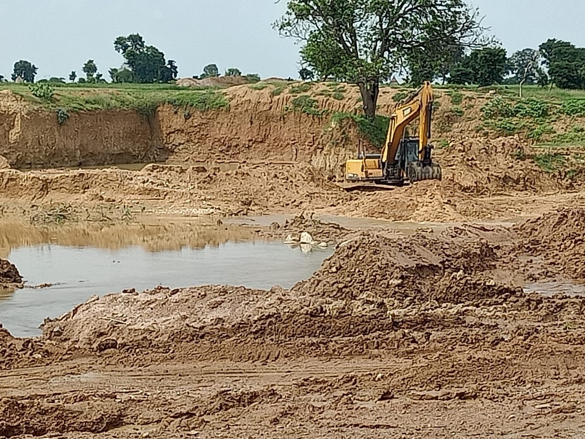 Illegal excavation by making the soil of the farm sand, neither fear of ...