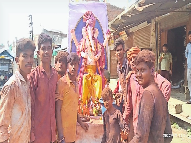 Ganesh Visarjan - Devotees sang - Deva ho Deva Ganpati Deva… who is ...