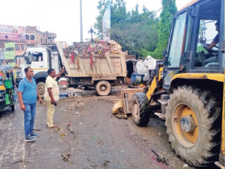 Garbage picked up from all roads by JCB till late night, door-to-door ...