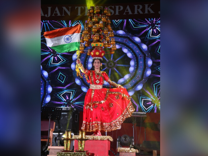 Anup Jalota and Shailesh Lodha also enthralled people with hymns and poetry