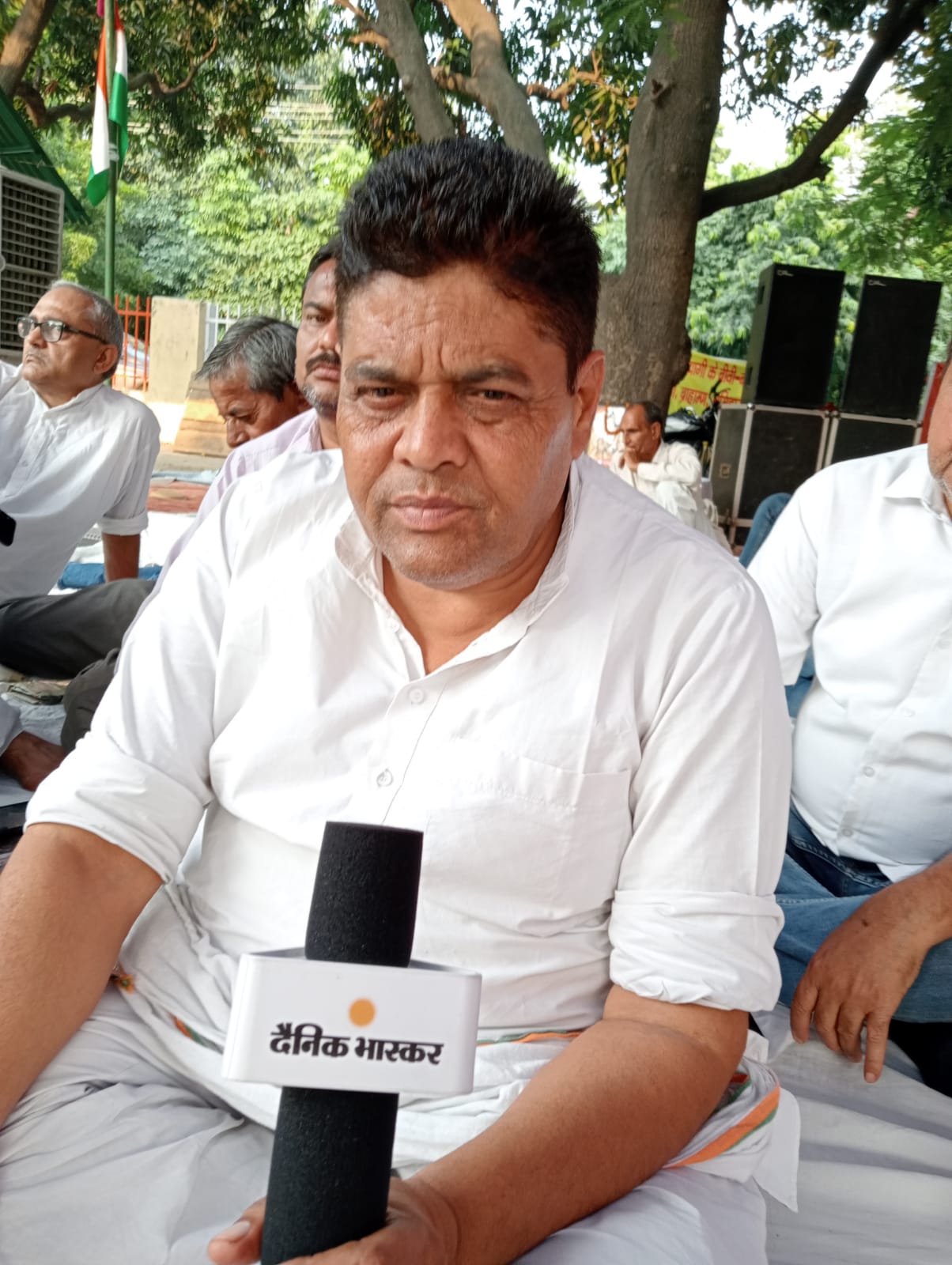 Dharna is going on in support of Shrikant Tyagi's wife Anu Tyagi ...