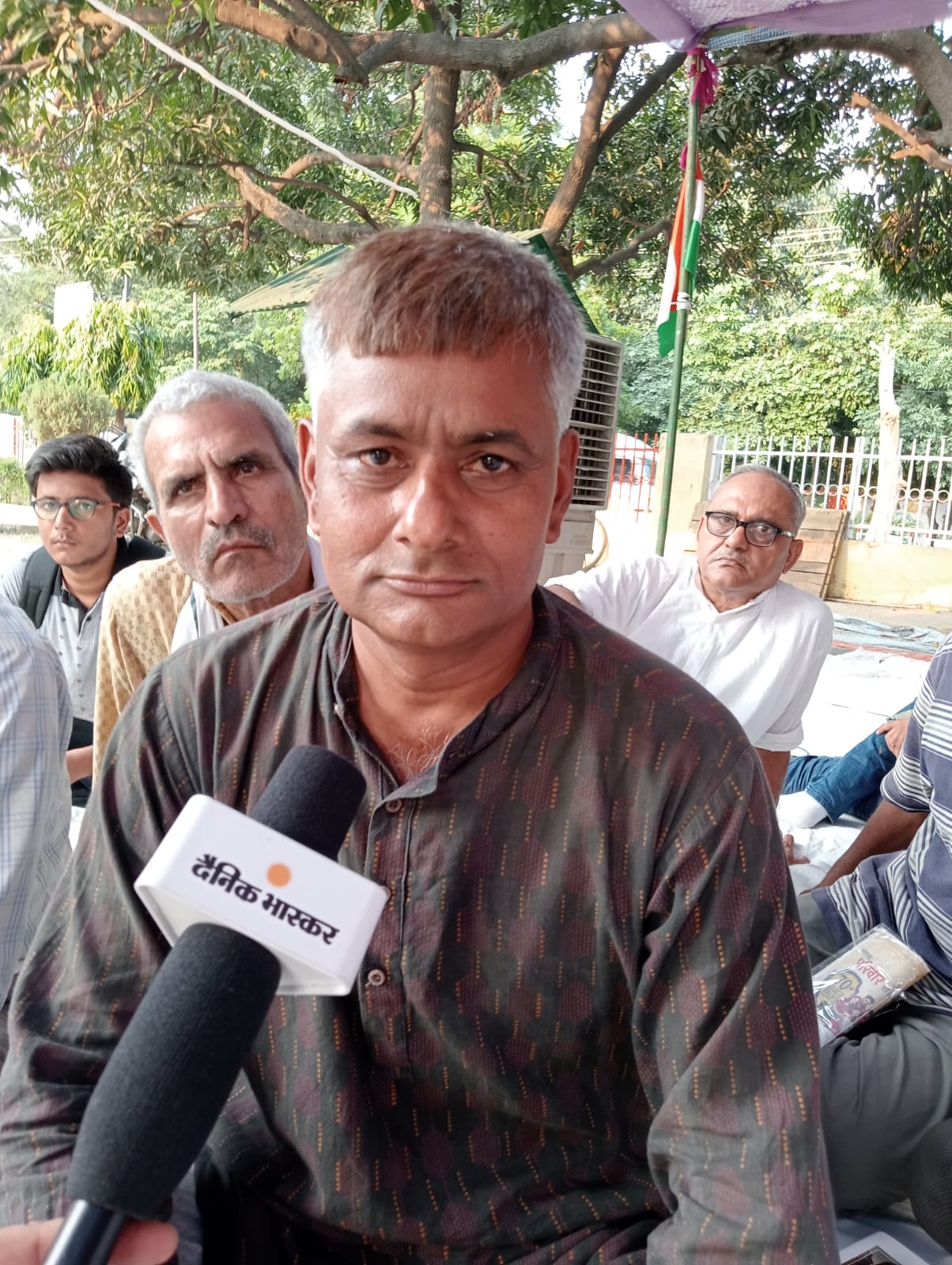 Dharna is going on in support of Shrikant Tyagi's wife Anu Tyagi ...