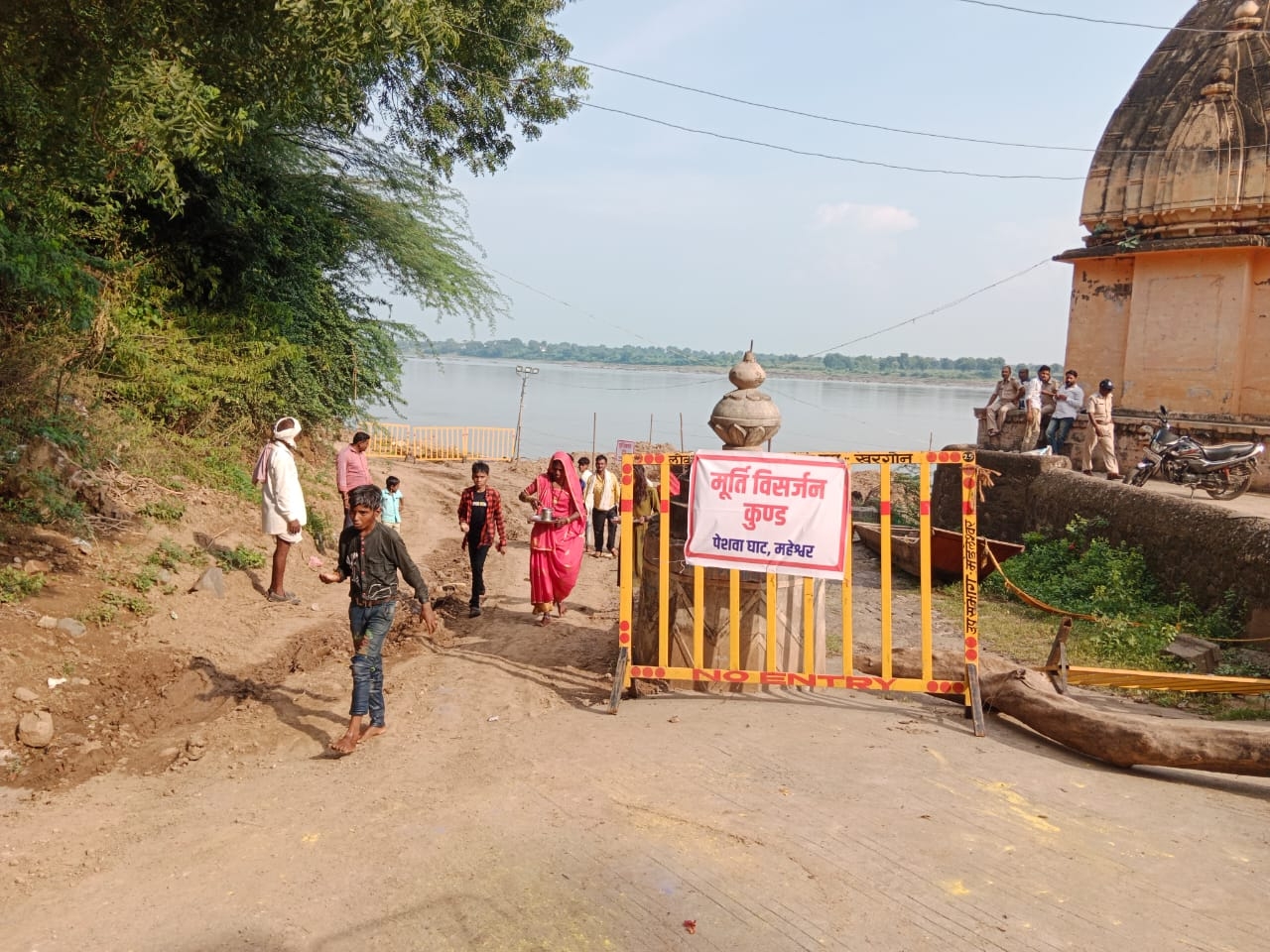 Immersion of Ganesh idols, a pool built on the banks of Narmada Ghat ...