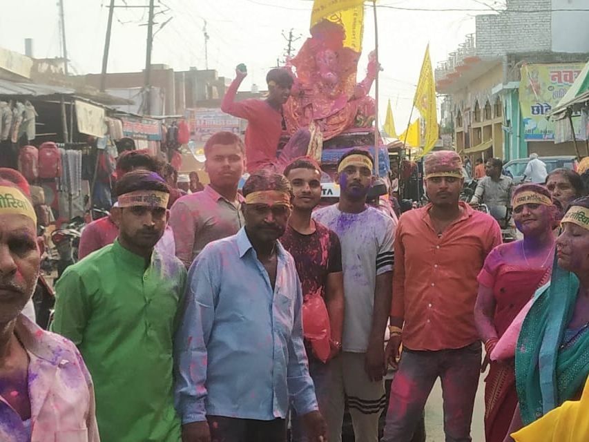 Immersion of the idol of Ganpati Bappa, devotees blew abir-gulal ...