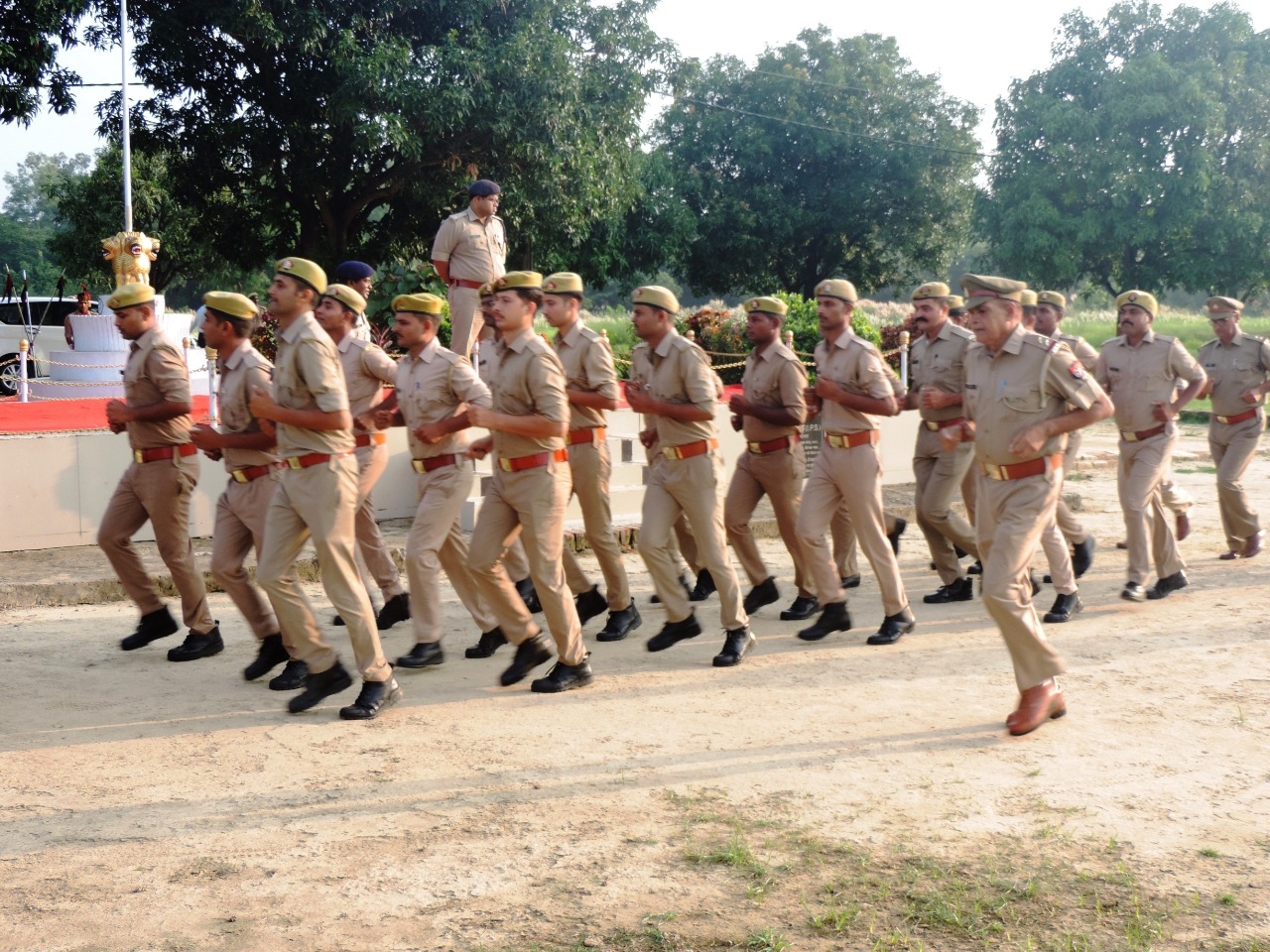 Inspection of police line, guidelines given | सिद्धार्थनगर में एसपी ने ...