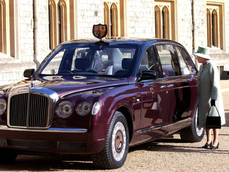 Queen Elizabeth II had a Bentley State Limousine to a Rolls-Royce, didn ...